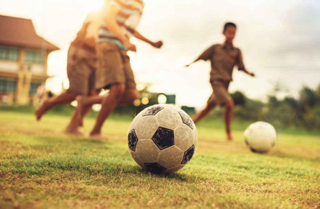 Gazon terrain de football : naturel ou synthétique ? - Happiness ...